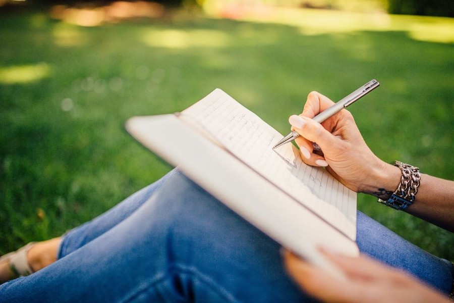 Guide to Writing Descriptive Essay About Food Easily